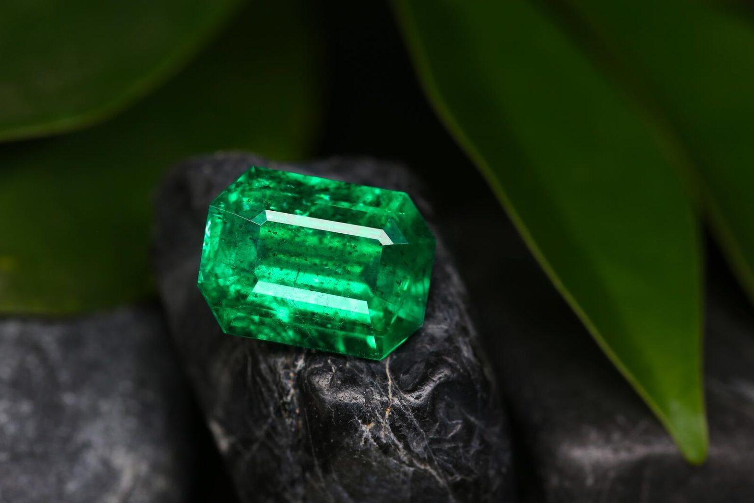 Who Should Or Should Not Wear Emerald (Zodiac Signs) - Crystal With
