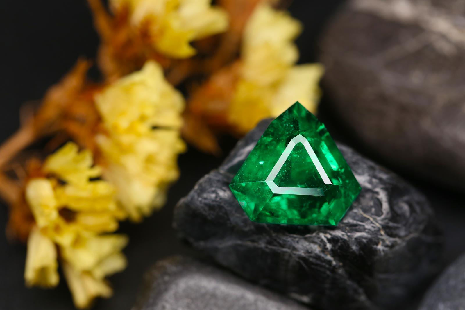 Who Should Or Should Not Wear Emerald (Zodiac Signs) - Crystal With