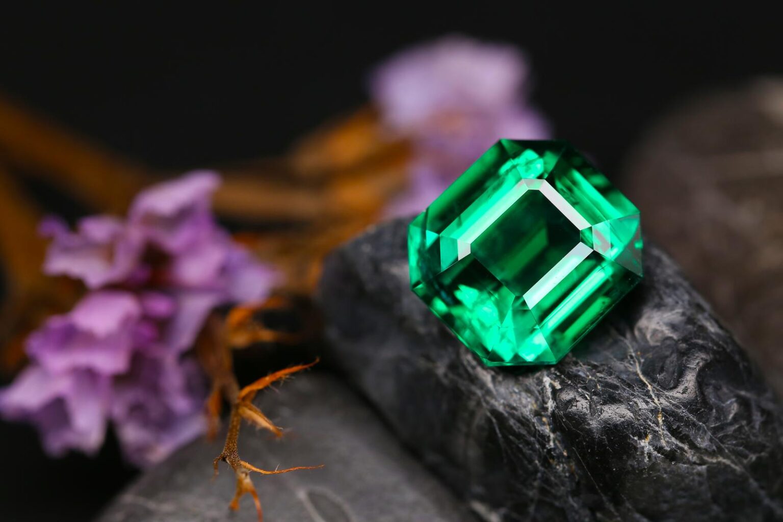 Who Should Or Should Not Wear Emerald (Zodiac Signs) - Crystal With