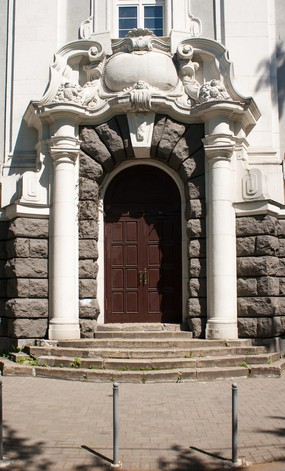 How To Feng Shui Your Front Door For Prosperity [23+ Exclusive Tips ...