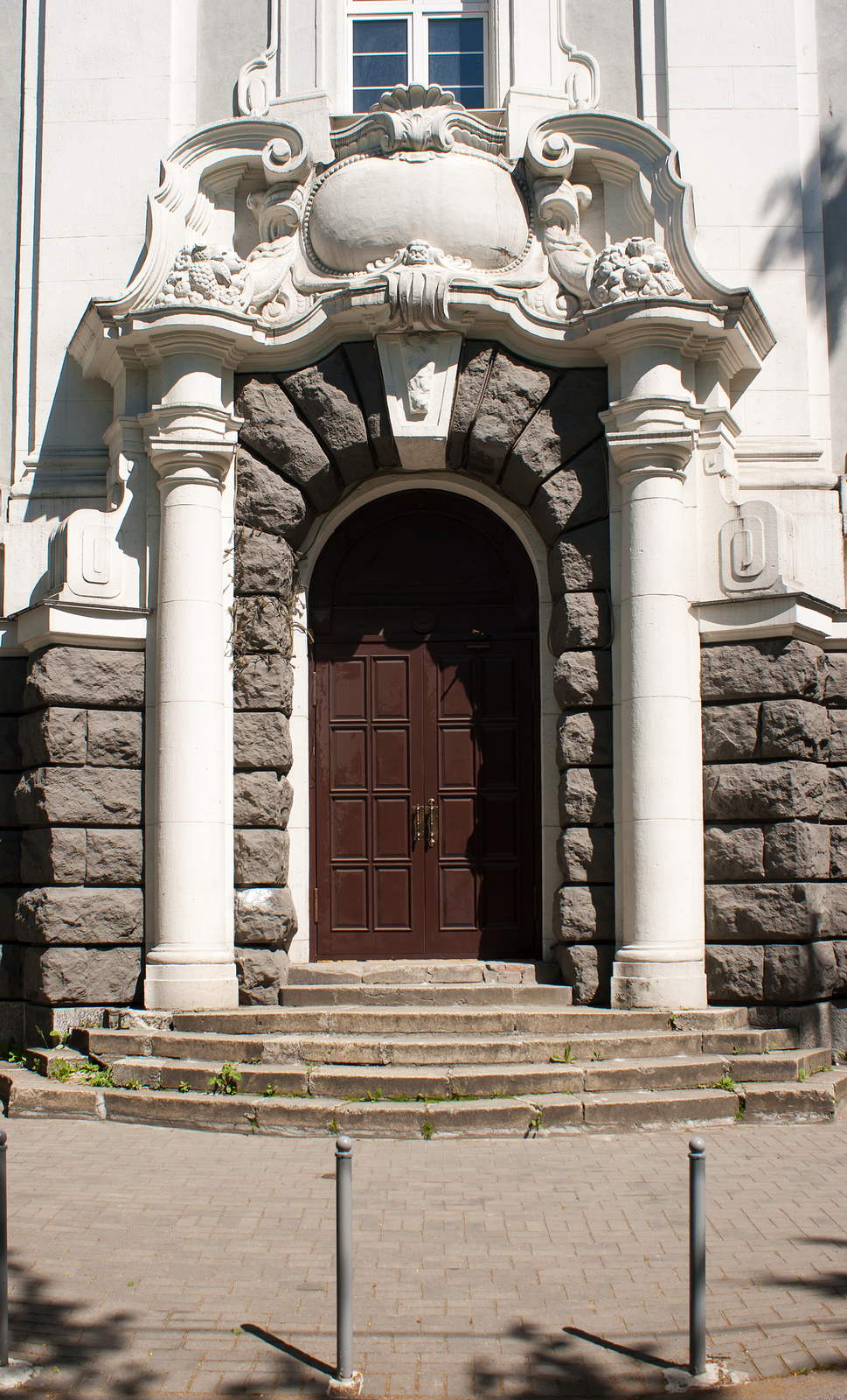 How To Feng Shui Your Front Door For Prosperity [23+ Exclusive Tips ...